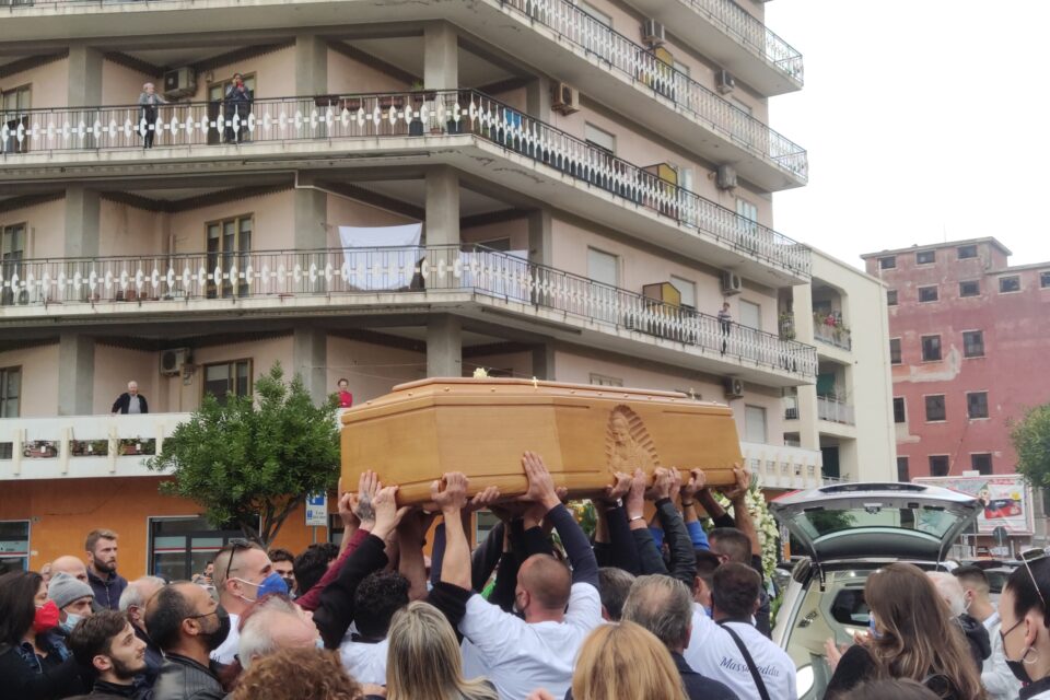 Milazzo. La città si stringe per l’ultimo saluto a Massimo Montecucco ...